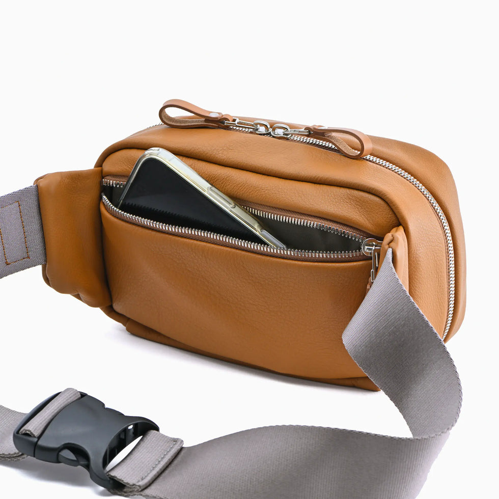 コンパクトレザーボディバッグ｜撥水レザー ×コンパクト×高機能カメラバッグ【lauff[ラフ]｜撥水レザー】 – カワニシカバン - 愛される ...