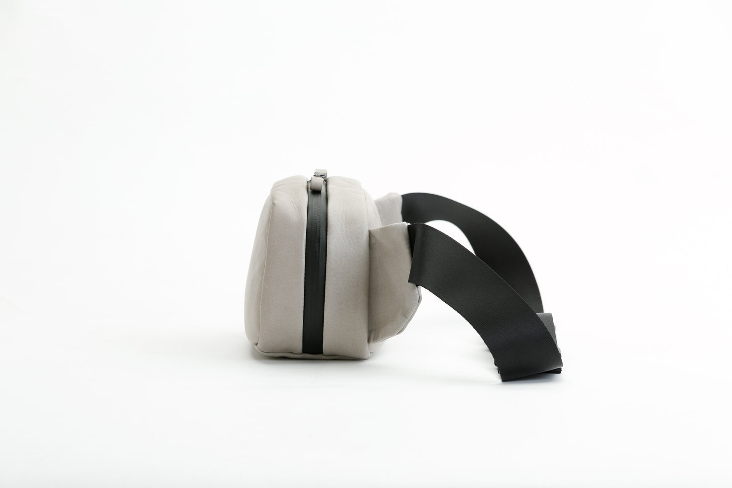 lauff [ラフ] 撥水×コンパクト×機能性｜カメラも入るボディバッグ – カワニシカバン - ながく愛されるものづくり