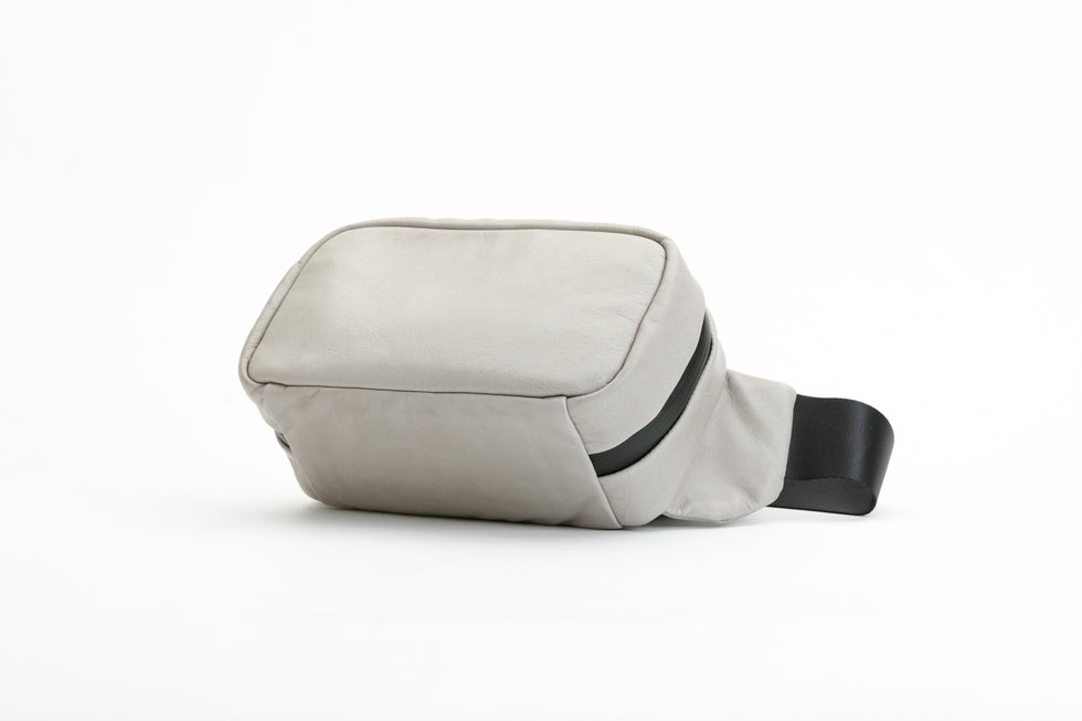 lauff [ラフ] 撥水×コンパクト×機能性｜カメラも入るボディバッグ – カワニシカバン - ながく愛されるものづくり