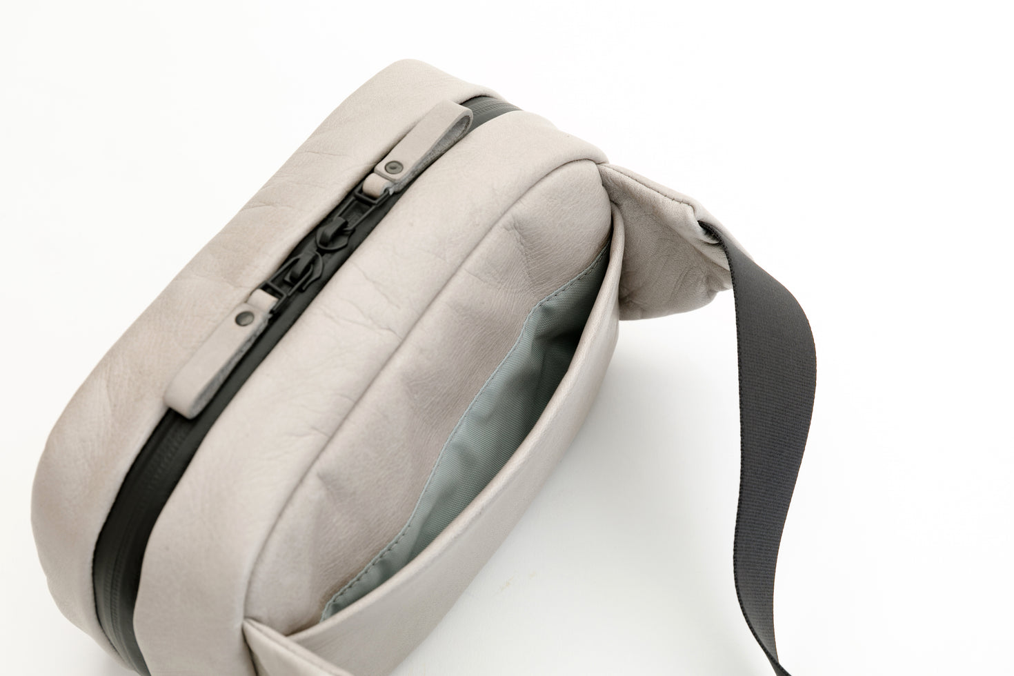 lauff [ラフ] 撥水×コンパクト×機能性｜カメラも入るボディバッグ – カワニシカバン - ながく愛されるものづくり