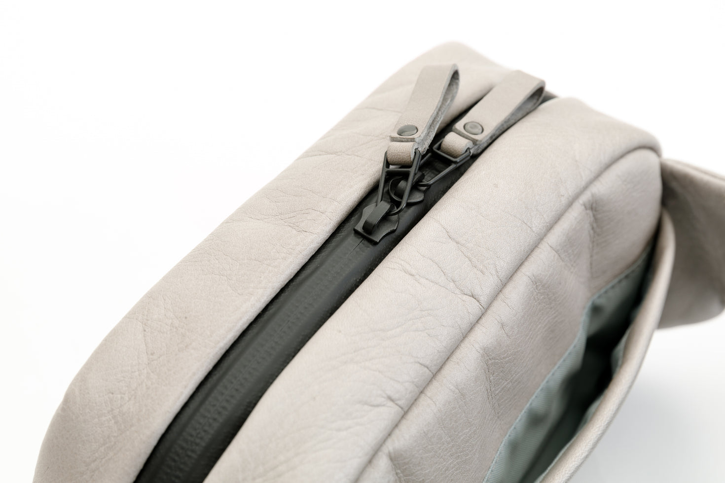 lauff [ラフ] 撥水×コンパクト×機能性｜カメラも入るボディバッグ – カワニシカバン - ながく愛されるものづくり